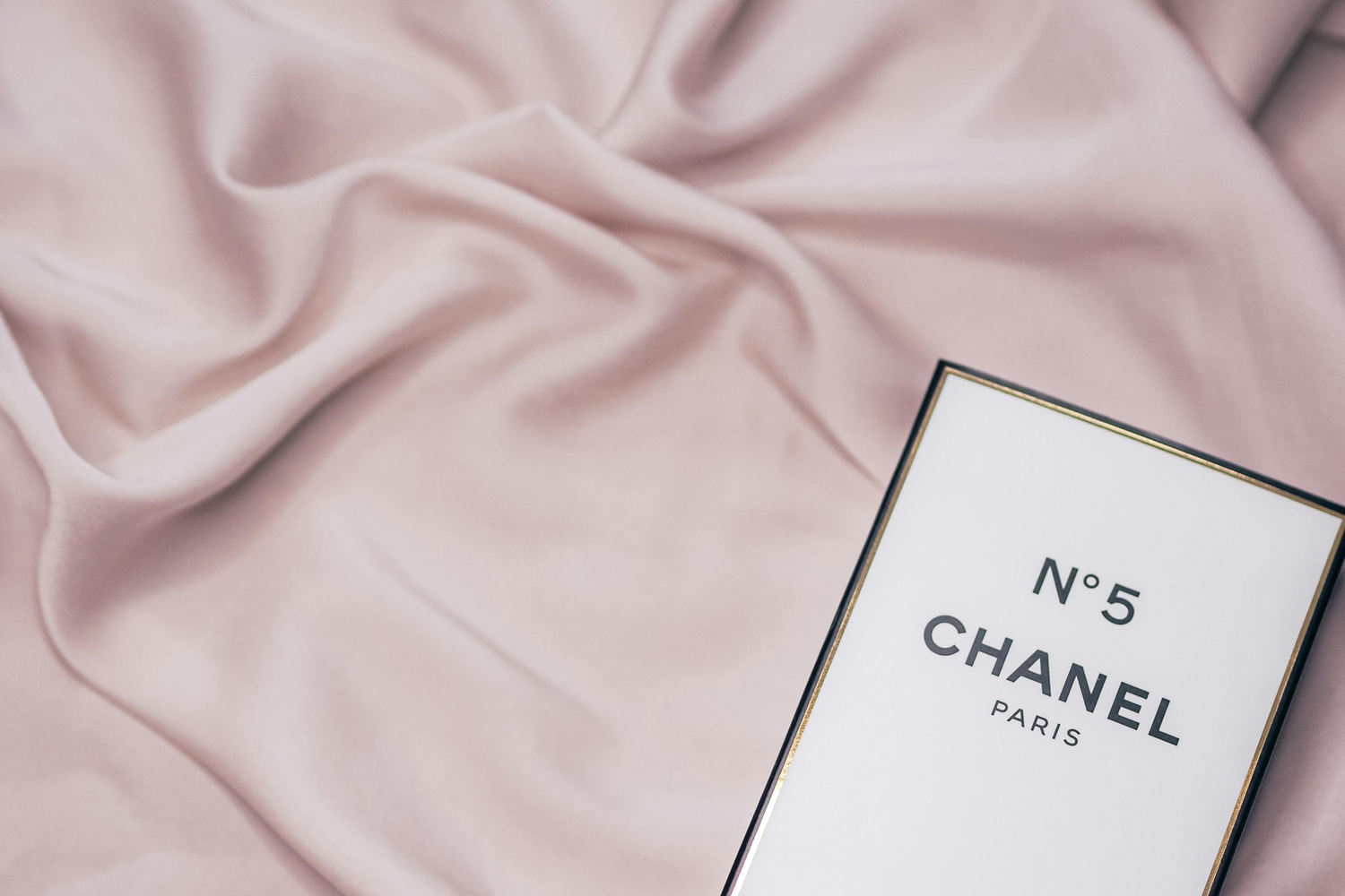 Jersey Fabric History: From Coco Chanel to Cozy Bed Sheets – Venice Home